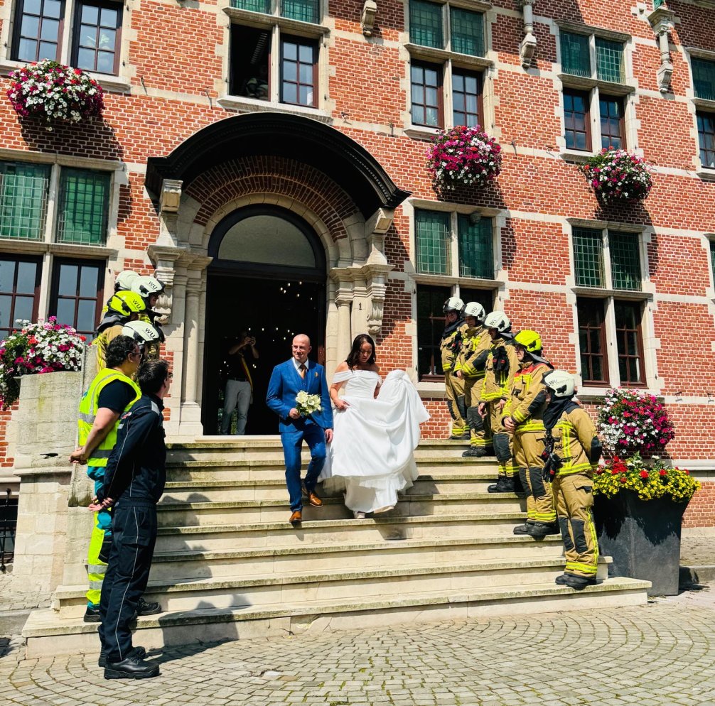 Post Wuustwezel maakt erehaag voor huwelijk collega brandweerman ...